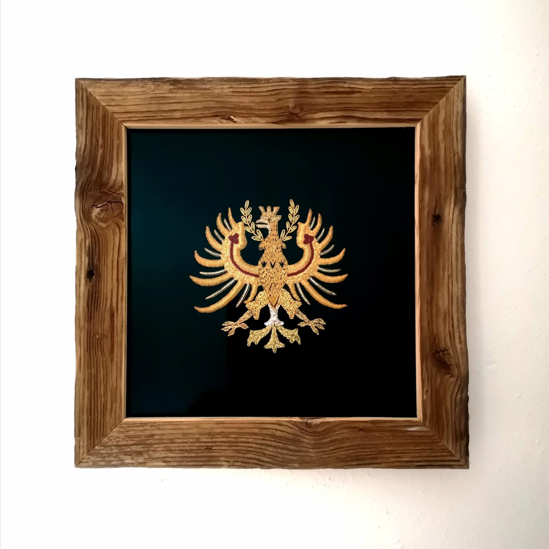 Tiroler Adler im Altholz Rahmen - Claudia's Goldstickerei